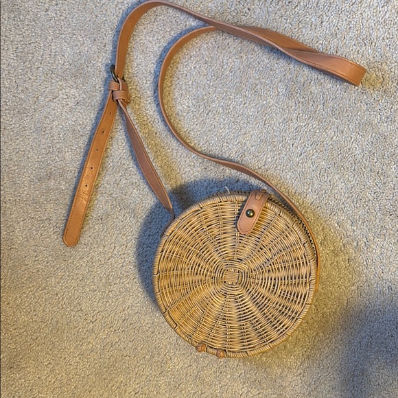 Universal Thread | Bags | Universal Thread Round Woven Tan Crossbody ...
